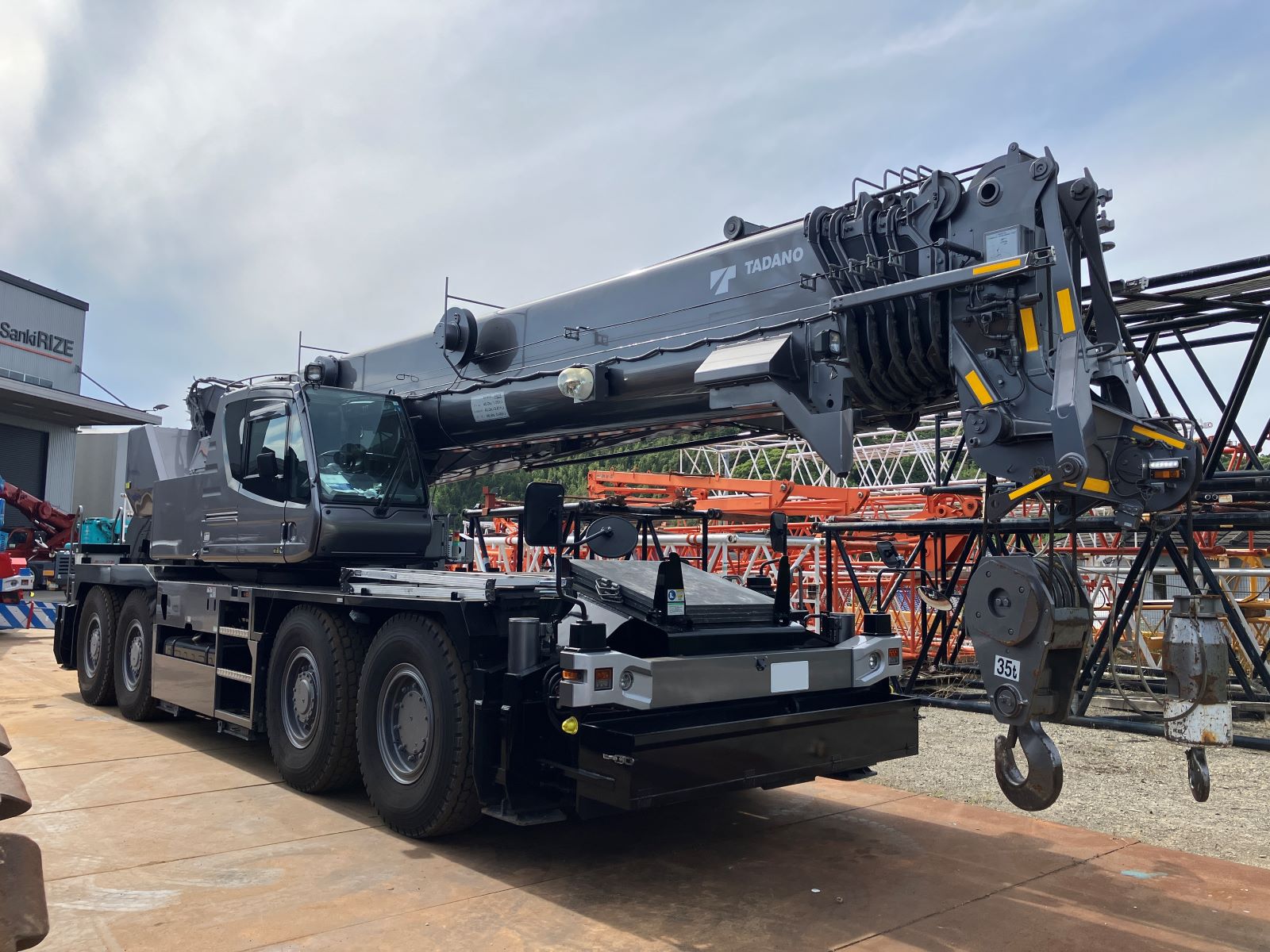 TADANO GR-700N-2 （大型ラフタークレーン） | 株式会社サンキライズ
